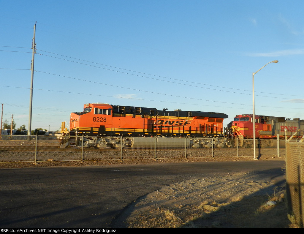 BNSF 8228